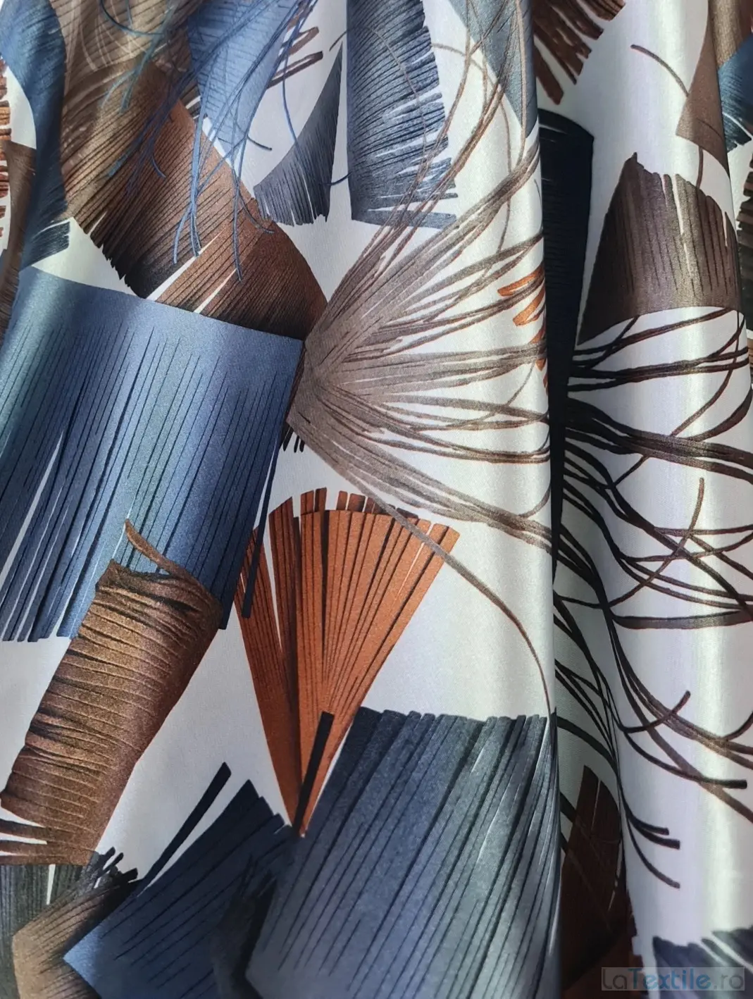 Satin elastic imprimat nuante de maro pe fundal alb