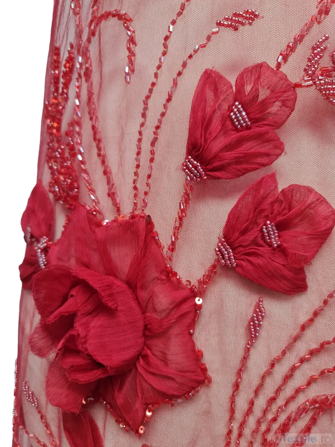 Broderie pe tul cu flori din matase naturala rosie