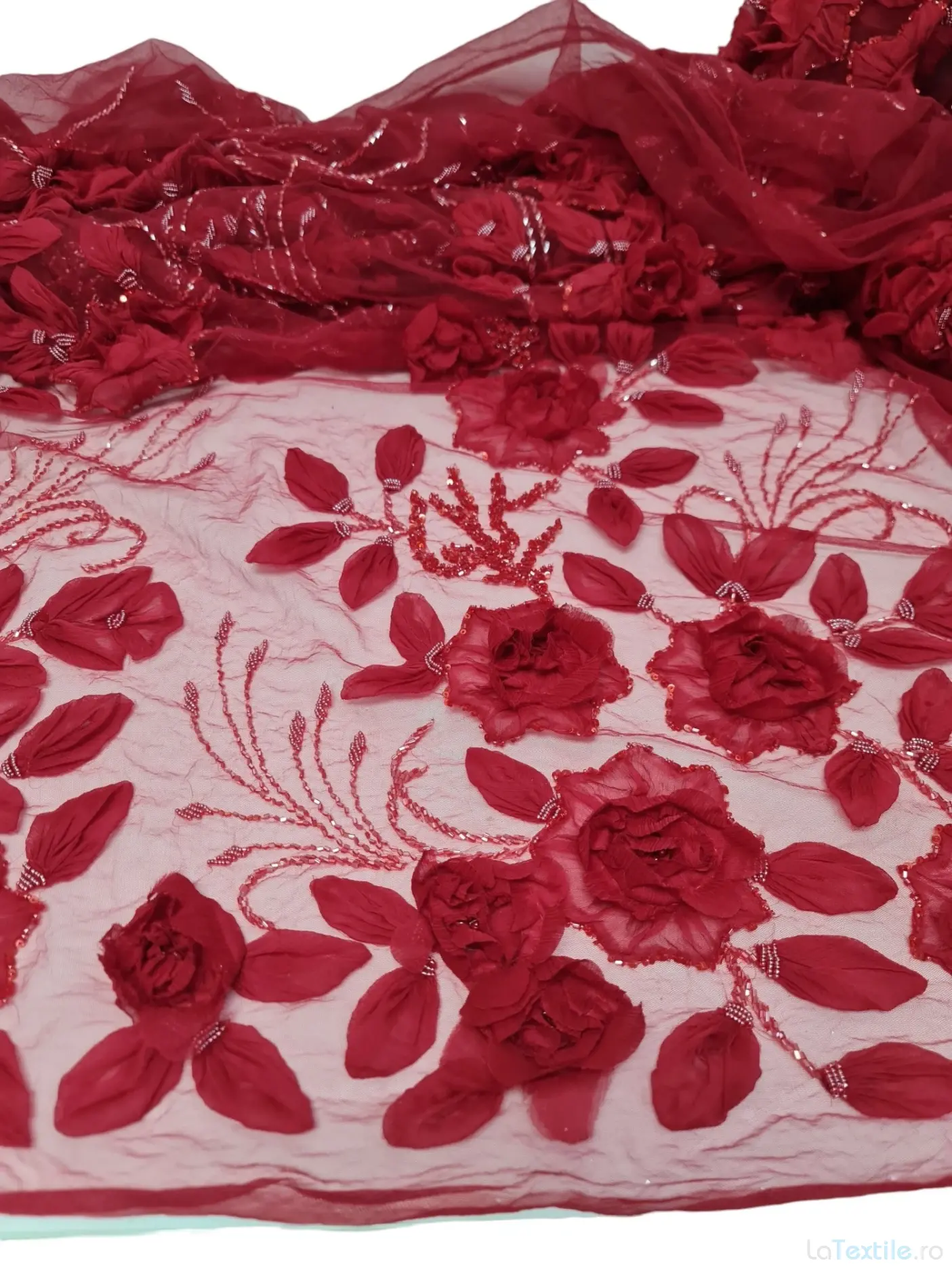 Broderie pe tul cu flori din matase naturala rosie